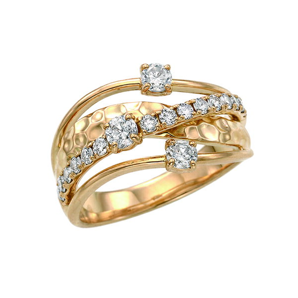 4本のラインが立体的に交差するダイヤモンドリング。地金のみのラインには槌打ち加工を施し、クラシカルな印象を演出します。ダイヤモンドを贅沢に使用したラグジュアリーなリングです。地金素材：K18YG使用宝石：ダイヤモンド（合計0.7カラット）幅...