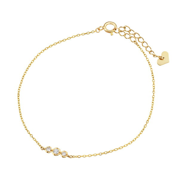 スリーストーンのダイヤモンドブレスレット。こだわって作ったパーツにダイヤモンドをセットしているので、ゴールドのメタリックな輝きと、ダイヤモンドのクールな輝きの相乗効果で、手を動かすたびにキラキラしてキレイです。地金素材：K10YG使用宝石：...