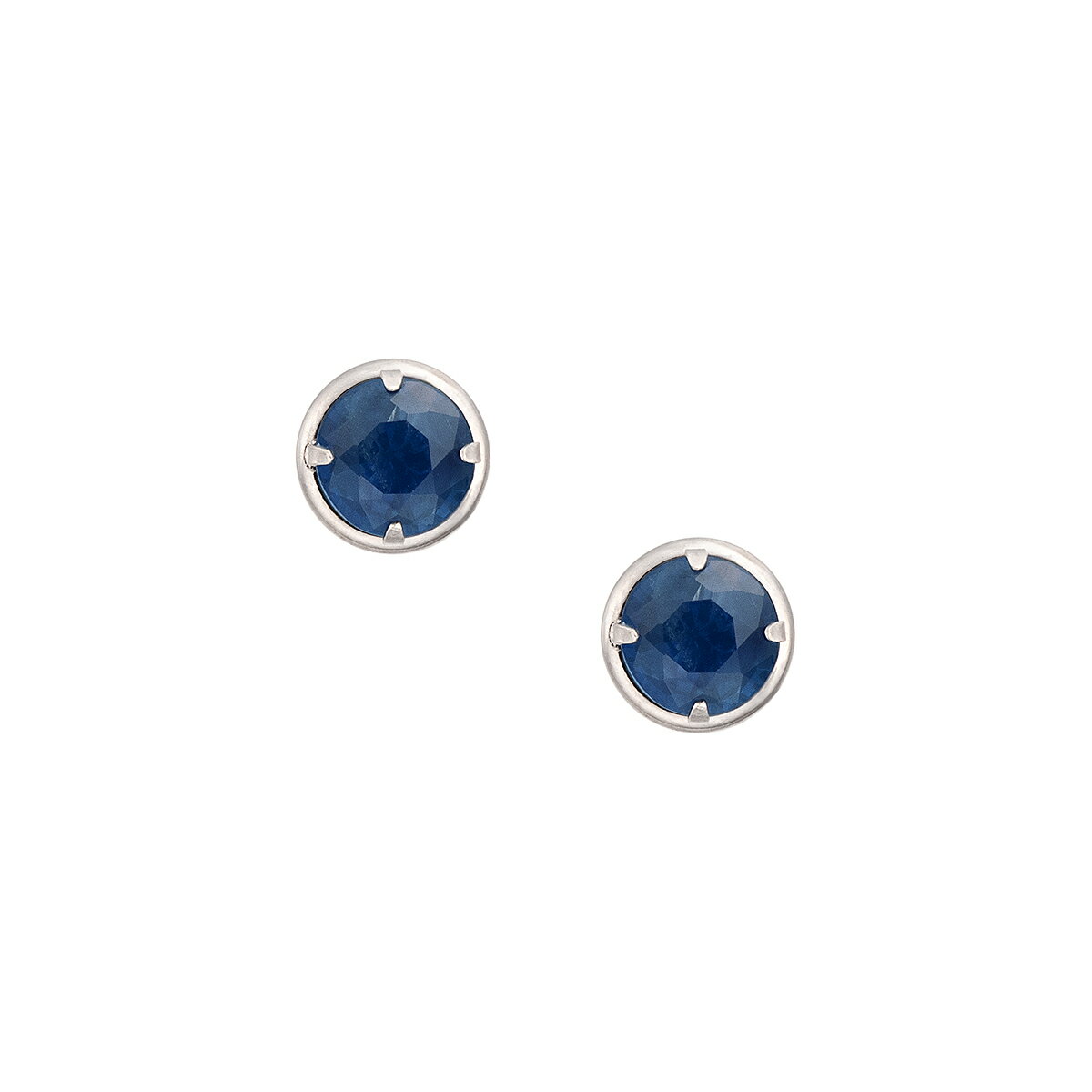 シンプルなサファイアピアス。控えめなサイズ感なので、オン・オフ問わず活躍してくれます。カラーストーンジュエリーはコーディネートのポイントにおすすめです。地金素材：K10WG使用宝石：サファイア大きさ（縦×横）：約4.5×4.5mm※サイズガ...