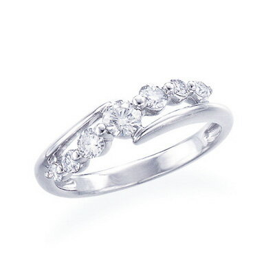 緩やかなカーブがかかったダイヤモンドリング。夜空を瞬く流星のような眩い輝きを放ちます。身につけるだけで、特別感を与えてくれます。地金素材：Pt900使用宝石：ダイヤモンド（合計0.5カラット）幅：約2〜5mm※サイズガイドはこちら※有料ケー...