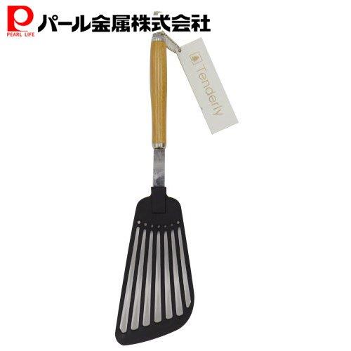 【商品概要】 ふっ素加工のフライパンやお鍋をキズつけないナイロン製 ハンドルは天然木製 【スペック】 メーカー型番:G-3106 本体サイズ:幅78×全長335mm 重量:(約):45g 材質:金属部/ステンレス鋼、ハンドル/天然木、皿部/...