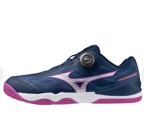 ※在庫は常時変動いたしますので、ご注文のタイミングによっては 欠品の場合がございます。あらかじめご了承ください。 パッと着脱、しっかりフィット！ ウエ―ブメダル8のBOAモデルが登場。 メッシュで通気性も◎ BOAフィットシステムを搭載し、...