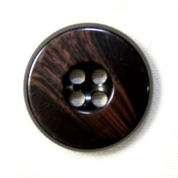 素材 ポリエステル サイズ 15mm 特徴 高級テーラーで扱われているボタンですので、あまり市販されおらず、ボタンのみ購入はなかなか不可能だと思います。スーツやジャケット引き立てるボタンです。 ポリエステルボタンでは、安価なものは安っぽく見...