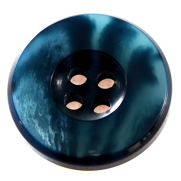 素材 ポリエステル,真鍮 サイズ 15mm 特徴 半透明の練ボタンで水牛のような模様に仕上げました。水牛に出せない厚みと色合いの練りボタンです。スーツのジャケットにも合わせやすく安っぽさはありません。 スーツ、ジャケットなどの紳士服に最適で...