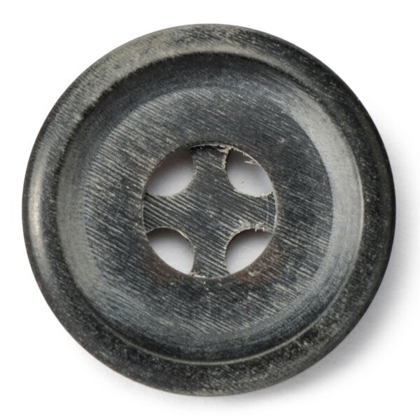 ※一部水牛独特の筋などが入っており天然商品ですので個体差があります。 【高級オーダー店御用達の専門店】 素材 本水牛100% サイズ 20mm 特徴 オーソドックスな水牛とは違い焼きを入れてアンティーク調に仕上げ、形、風合いをオシャレなボタ...