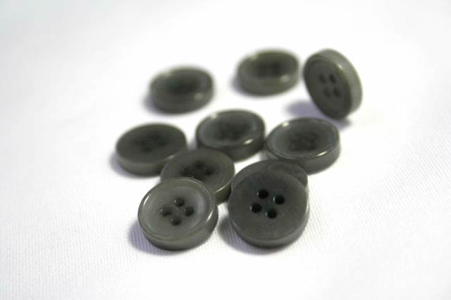 素材 ナット※ヤシの実から出来た天然素材 サイズ 直径10mm 厚み約3mm(実寸) 特徴 カラー：ダークグレー ヤシの実から出来た天然素材を染色して鮮やかなボタンを仕上げました。 ポリエステルに無い繊維の模様や質感が特徴で、 安価なボタン...