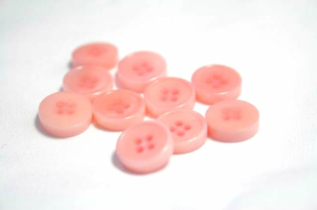 素材 ナット※ヤシの実から出来た天然素材 サイズ 直径11.5mm 厚み約3mm(実寸) 特徴 カラー：ピンク ヤシの実から出来た天然素材を染色して鮮やかなボタンを仕上げました。 ポリエステルに無い繊維の模様や質感が特徴で、 安価なボタンと...