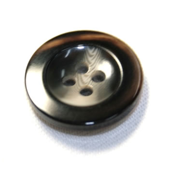 素材 本水牛、ポリエステル サイズ 15mm 特徴 オーダー紳士服用ボタンとして使用されている高級水牛ボタンです。 水牛で作られた外枠に、ポリをはめ込んでおり、膨張率や親和性を計算され製造されております。 一手間かけたこだわりの製品です。 ...