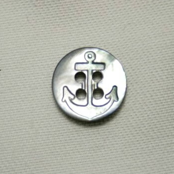 素材 黒蝶貝 サイズ 直径：13mm 厚み：約2〜1.5mm 特徴 貝ボタンの中でもランク高い蝶貝ボタン。 そのクロチョウ貝ボタンにアンカー柄の彫刻を行いかわいく仕上げました。 紳士服カジュアルなジャケットやスーツだけでなく、セーターにも合...