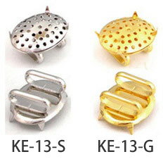 サイズ : 17mm×21mm帯通し　内径4mm×13mm入り数 : 2個入り素材 : 金属浴衣や着物の帯通しの金具ありそうでなかった帯留め金具のパーツです。浴衣や着物の帯通しの金具です。ビーズやコサージュなどでオリジナルな帯留めが作れます。