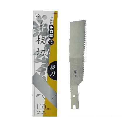 特徴 ●「現場屋 サヤ付片刃鋸 枝切用 本体」専用替刃。 ●本体重量(g):15 ●本体寸法L×W×H・D(mm):160×28×1 ●刃渡り:110mm ●板厚:0.5mm ●刃:SK-5(炭素工具鋼) 仕様 サイズ 刃長:110mm カ...