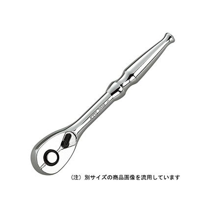 特徴 ソケットなどと組合せて、ボルトの締め緩めができるハンドル。 ヘッド部に一体式クロウを採用する事で厚さを従来比20パーセント減のコンパクト化しています。 36枚ギアを採用し、10度の細かい送り角度を実現しながら、2ヶ所をクロウで支持する...