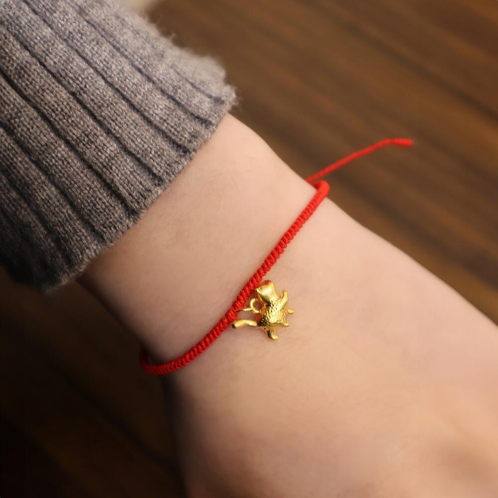 商品情報 商品名 台湾製 24K 純金 猫モチーフ 赤編み込みブレスレット 内容量 1点 素材 純金（24K）、綿ロープ サイズ （約）幅2mm／全長16cm＋4cm（調節可能） 重量 純金 約0.26g 原産国 台湾 商品説明 金は、価値...