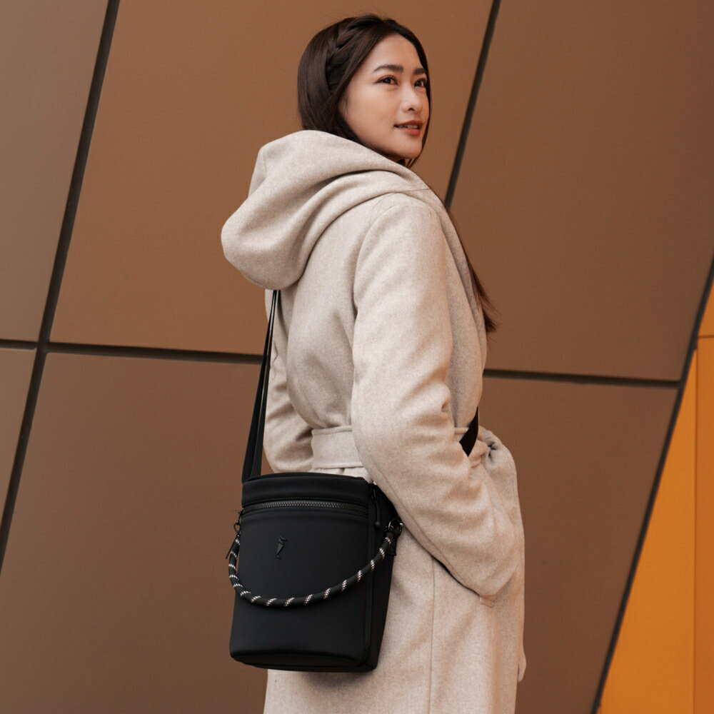 商品情報 商品名 SPACEFOLD Bucket 時空折りたたみバケツバッグ 内容量 本体容量：約6L 商品説明 SPACEFOLD Bucket は、対開構造・多層仕切り・保温機能を備えた多機能バケツバッグです。 お出かけ、旅行、育児、...