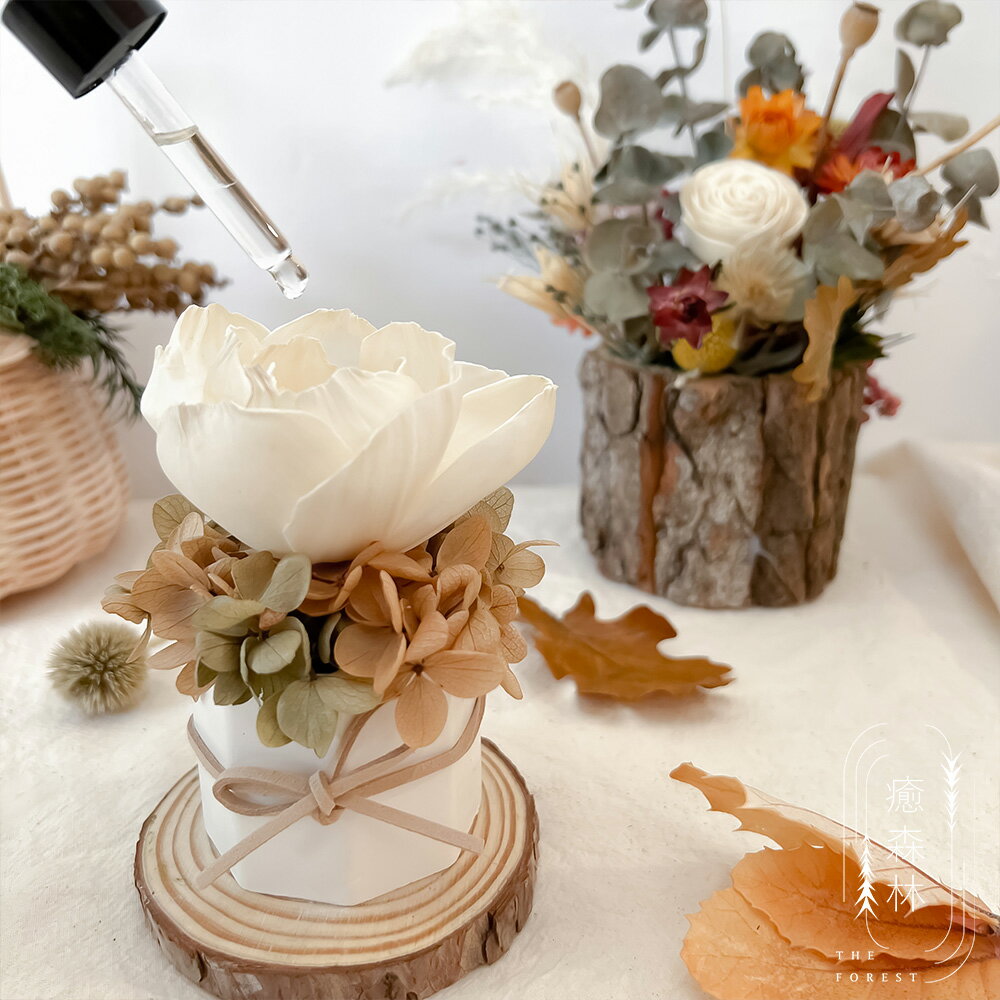 商品情報 品名 秋日和 ミルクティーカラー プリザーブドフラワーディフューザー（フリージアの香り） サイズ（ケース込み） 幅7cm x 奥行き7cm x 高さ14cm お手入れ ● プリザーブドフラワーとドライフラワーは、直射日光と水を避け...