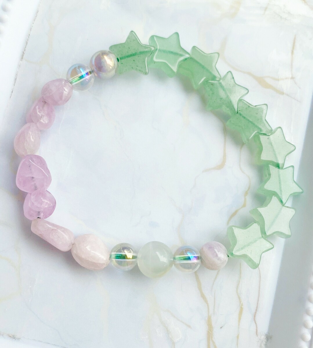 穏やかに包み込む優しいエネルギーで平穏、安定した気持ちを取り戻すアベンチュリンブレスレット 星型が可愛いグリーンアベンチュリンとクンツァイトを基調としたブレスレット 商品内容 ◆サイズ：内径15cm◆使用ストーン：アベンチュリン、クンツァイ...