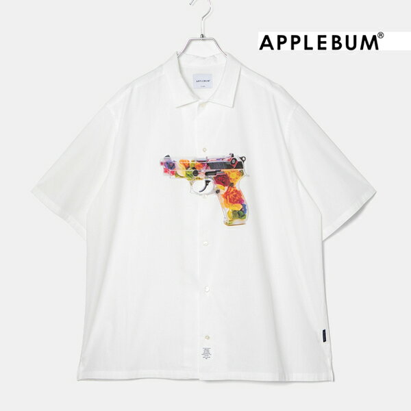 APPLEBUM PEACEMAKER” S/S SHIRT COLOR/WHITE 胸元のハンドガンモチーフは、内部に色鮮やかな花びらを描くことで “暴力ではなく美しさを” という対比的なメッセージを表現。  クリーンな半袖シャツに映える...