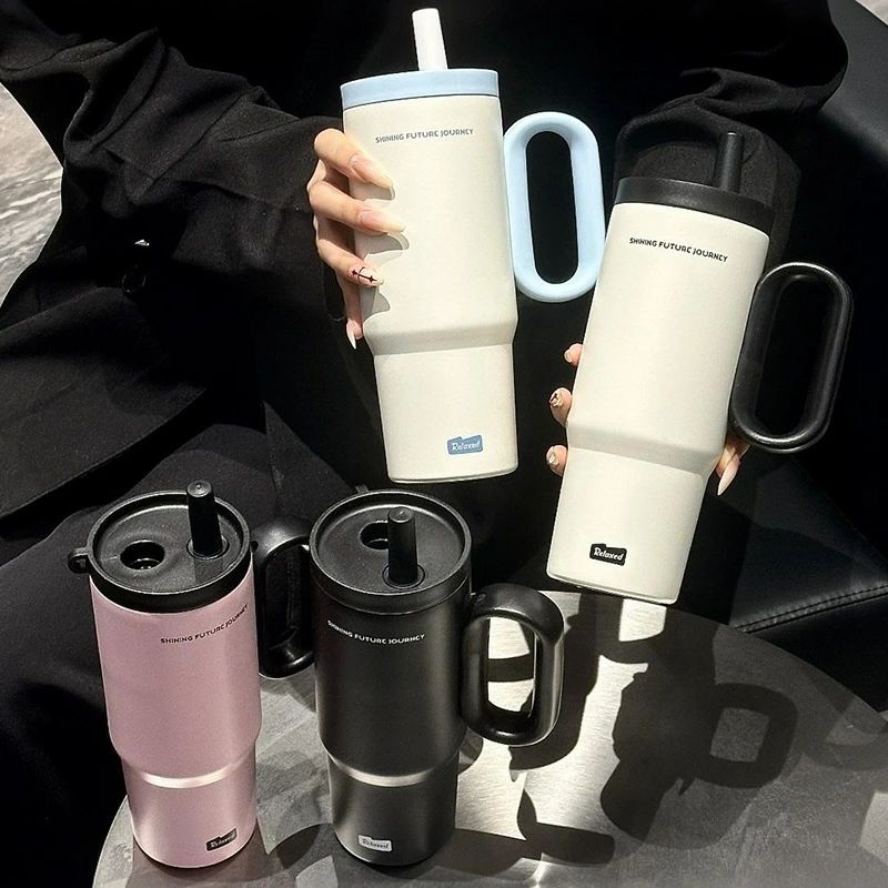 商品詳細 内側の素材：316ステンレススチール 外側の素材：201ステンレススチール 保温性能：0〜6時間 容量：720ml スタイル：スポーツ 【漏れ防止ストローカップ】蓋とストローが付属し、飲みやすさに優れています。 【高級食品グレード...