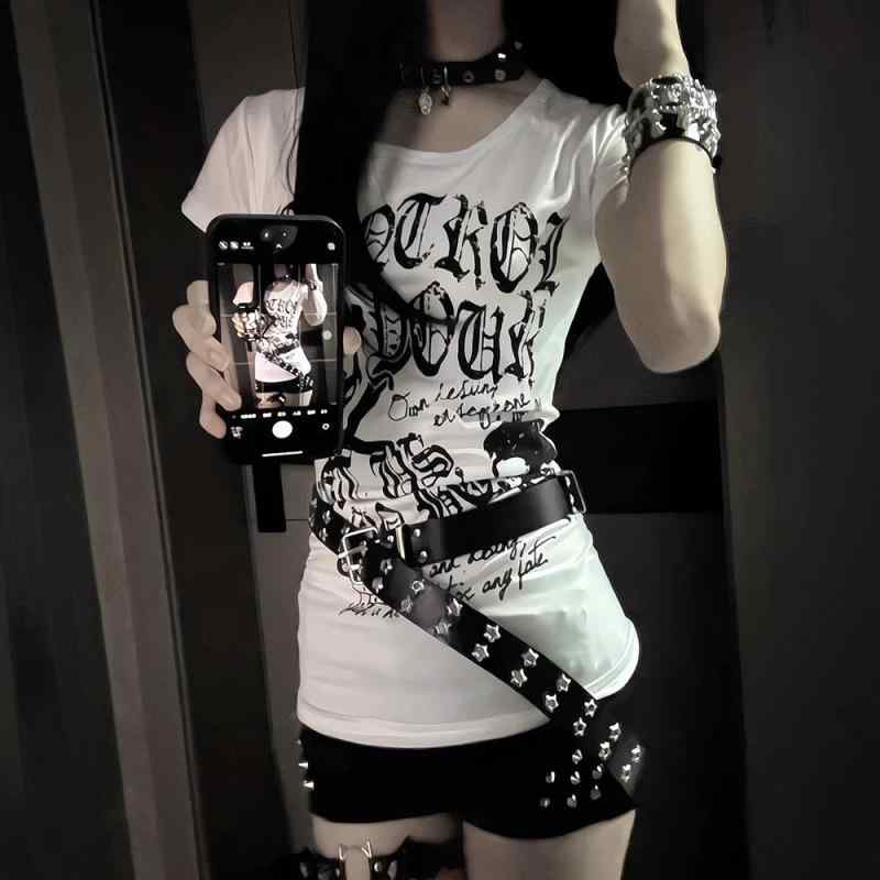 ・カテゴリ: Tシャツ・デザイン: プルオーバー・スタイル: ゴシック・スタイルタイプ: ストリート・主な素材: 綿90〜9、ポリエステル・ネックライン: クルーネック・袖丈: 半袖・柄: 文字、数字・加工: プリント・カラー: ホワイト・...