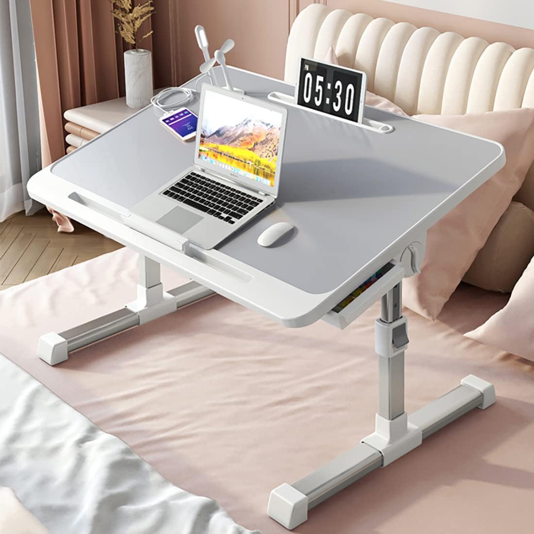 商品説明 商品名 ベッドテーブル 商品内容 スペックです:長さ60*幅40cmです;本体重量は2.8 kgです。天板材料は高品質の耐久密度板で、長持ちするために、天板脚部分はアルミニウム合金を採用し、耐湿性に優れた構造です 角度・高さを調節...