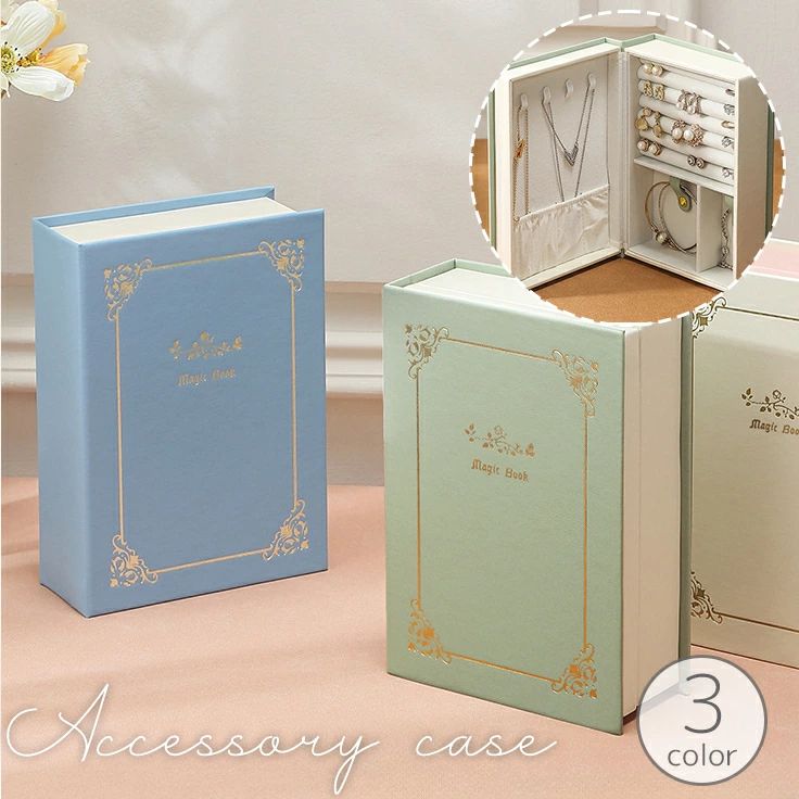 本のようなデザインがかわいい♪ アクセサリーをすっきり収納できるアクセサリーケース◎ ネックレスやピアス、ブレスレットなどをおしゃれに保管！ 【サイズについて】 画像をご参照ください。 【カラーについて】 生産ロットにより柄の出方や色の濃淡...