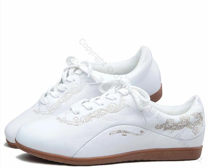 商品名大人シューズ 太極拳 天然皮革 柔らかい 太極拳靴 色写真色内容シューズサイズ22.5~27cm素人採寸若干の誤差がある場合がございます。素材素材：牛革　ゴム　連絡について＊土日祝日に電話対応不可、メールでの返信は48時間以内させてい...