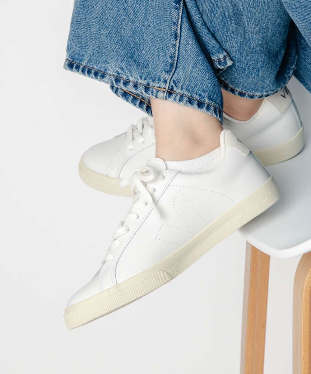 ITEM INFORMATIONヴェジャ VEJA ESPLAR EA0200001 メンズ レディース スニーカーカラーエクストラホワイト / EXTRA WHITE素材アッパー：レザーアウトソール：天然ゴムサイズ日本(相当サイズ) ： ...