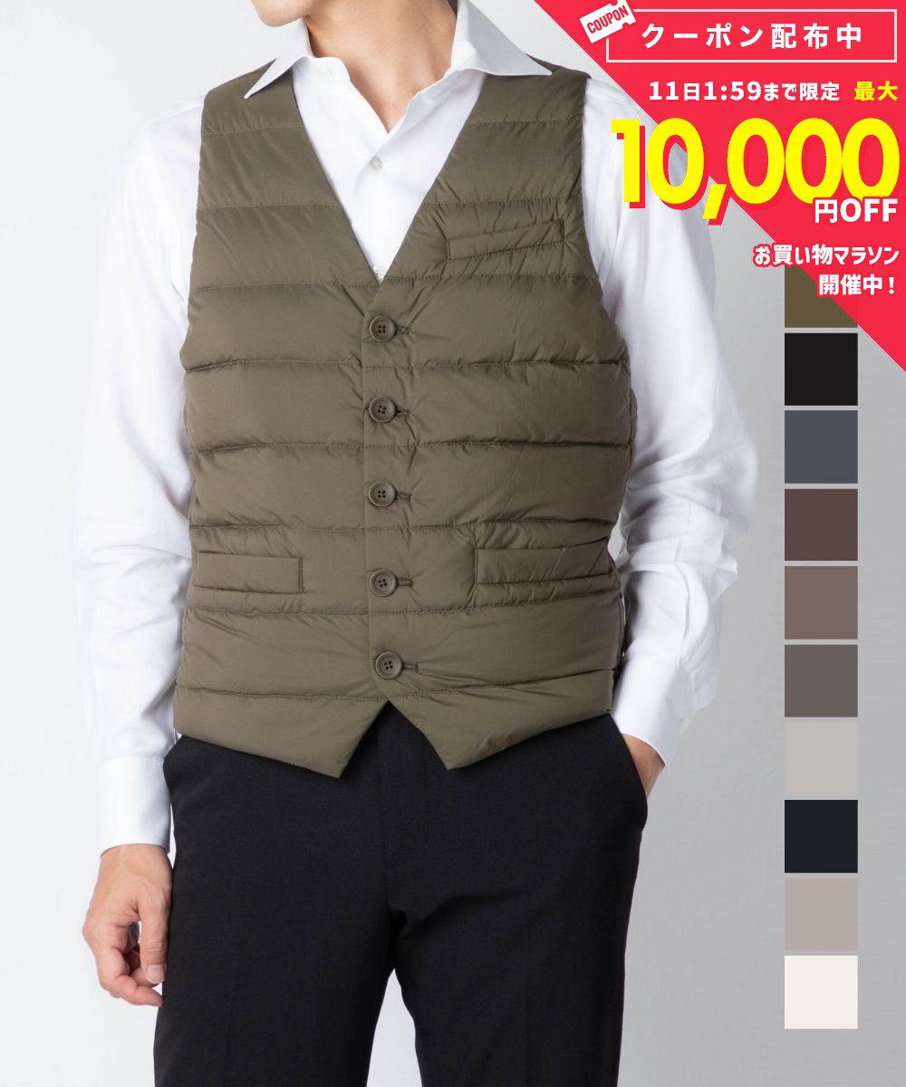 ITEM INFORMATIONヘルノ HERNO PI002ULE 19288 メンズ ダウンベスト第二次世界大戦後まもなく、飛行機の潤滑油だったひまり油で処理されたコットンを目にしたジョゼッペとその妻アレッサンドラはレインコートを製作。...
