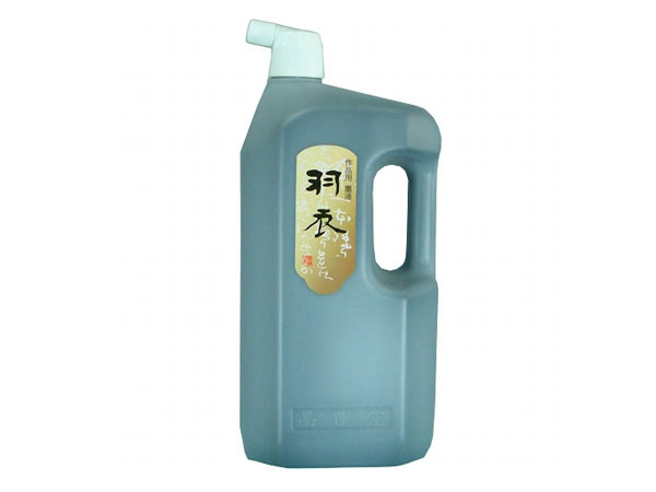 　商品内容 　【サイズ】131mm（W)×95mm（D）×286mm（H） 　※写真は羽衣500mlです羽衣 墨色は茶みの黒。「鉱物性直火焚煙」「合成糊剤使用」作品用「羽衣」は固形墨のもつ条件、書き味、のび、紙への浸透性、表具性を備えた液体...