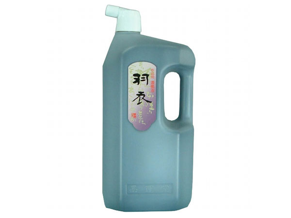 　商品内容 　【サイズ】131mm（W)×95mm（D）×286mm（H） 　※写真は羽衣500mlです羽衣 墨色は茶みの黒。「鉱物性直火焚煙」「合成糊剤使用」作品用「羽衣」は固形墨のもつ条件、書き味、のび、紙への浸透性、表具性を備えた液体...