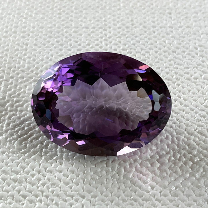 澄んだ紫色が大変美しいアメジストのルース。48カラットの特大サイズでたいへん存在感があります。2月の誕生石。一点物となりますのでお早めに！※ご覧のモニターにより、多少色が違って見える場合がありますのでご了承ください。程度素材アメシスト (紫...