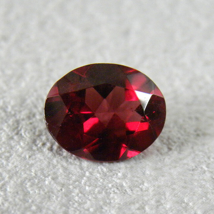 深みのあるワインレッドカラーが美しい「ガーネット」のルースストーン。2.792カラットの大きさがあり、ジュエリー作りに最適なピースとなります。1月の誕生石。一点物となりますのでお早めに！※モニターの設定により、多少色が異なる場合がありますの...