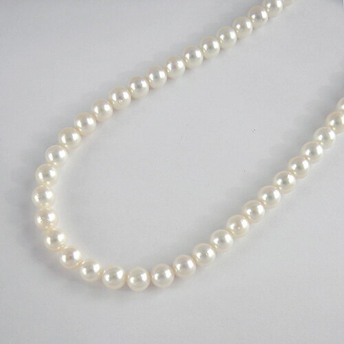 一般的に真珠7.0〜8.5mm程度のネックレスを持っていれば冠婚葬祭などのフォーマルなシーンなどに使いやすく便利と言われています。こちらの商品は約6.5〜7mmと少し小さ目のパールで、ホワイト系カラー、艶やかなテリがお顔回りを上品なに飾って...