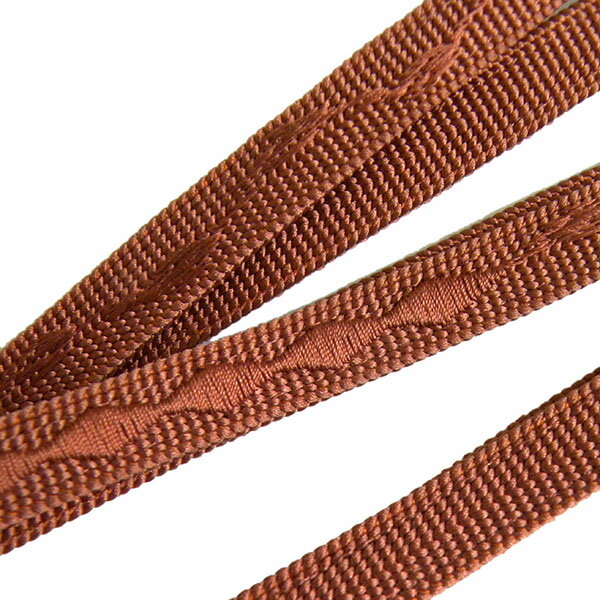 赤茶色のシルク100％帯締め。着付け小物としてはもちろん、手芸材料としても幅広くご利用いただけます。一点物となりますのでお早めに！※ご覧のモニターにより、多少色が違って見える場合がありますのでご了承ください。素材絹100% サイズ長さ145...