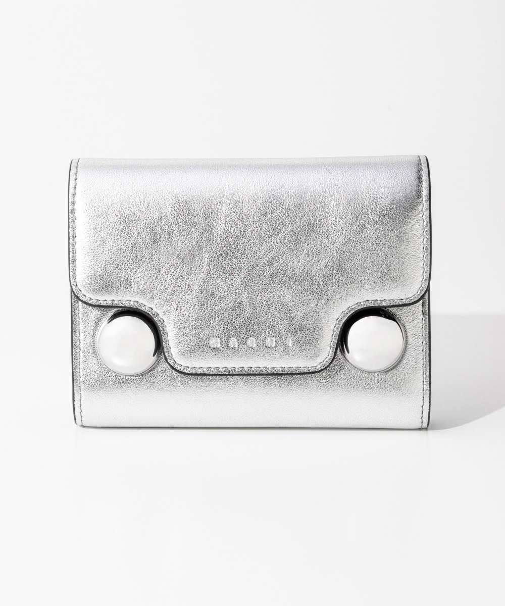 ITEM INFORMATIONマルニ MARNI Trunkaroo トランカルー PFMO0109U4 P4989 レディース 三つ折り財布 商品内容1994年に大手メゾンの革部門も手掛けるCiwiFurs社のビジネスのひとつとして立ち...