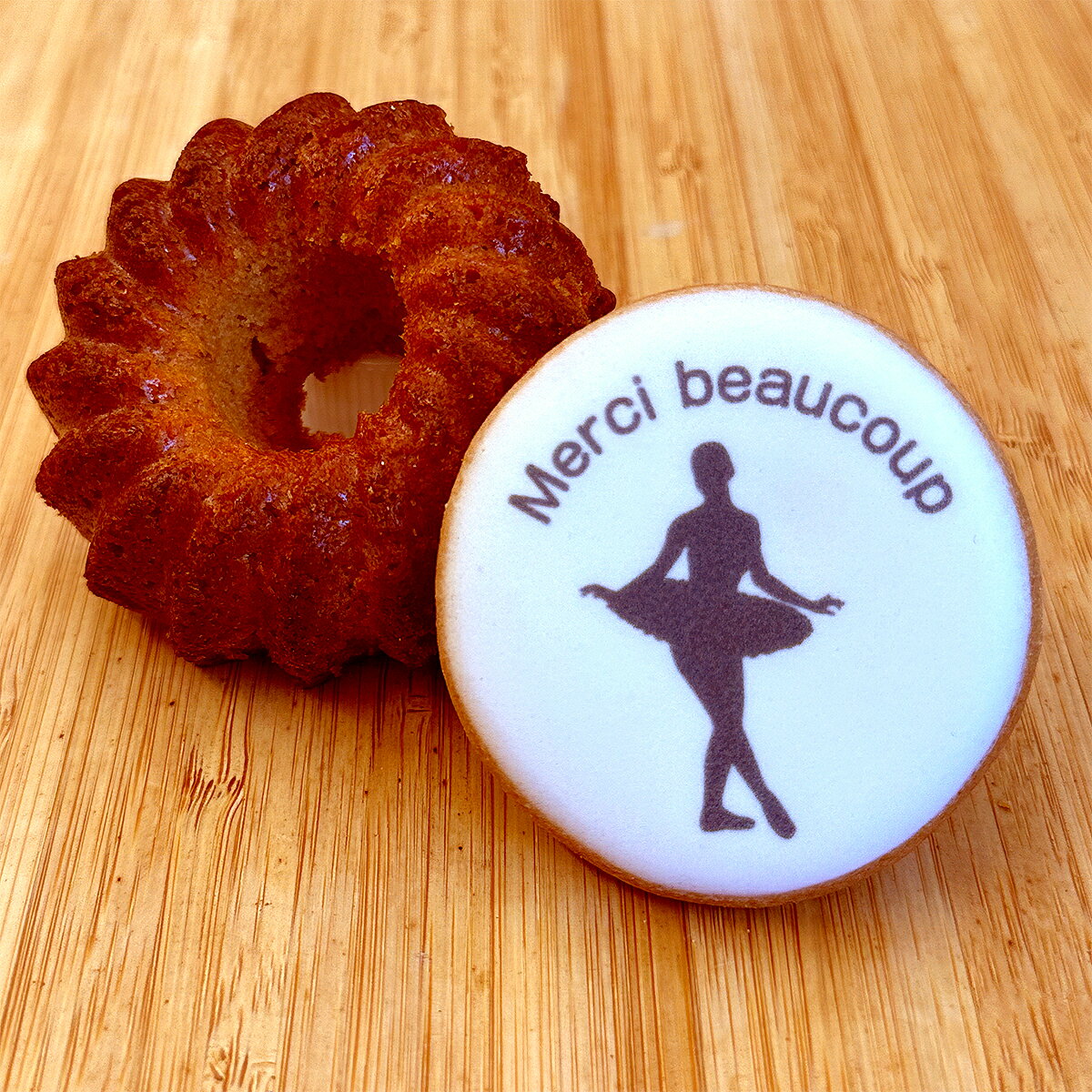 バレエの発表会にピッタリのプチギフトが登場！発表会の記念品や楽屋への差し入れ、一緒にレッスンを頑張った友達に、オーダーメイドができるギフトです。オリジナルメッセージが入ったスイーツでちょっと驚きをプレゼント。 ステキな舞台、心躍る発表会の余...