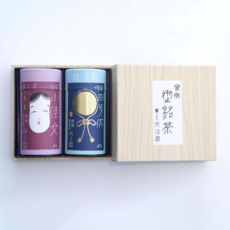 宇治園 ｜ 進物缶詰合せ 二つの顔を、ひとつの缶に。 宇治園が長年にわたり選び抜いてきた二銘柄——深蒸し煎茶「小佳女」と冠茶「田芽供」——を、贈り物のために誂えた進物缶詰合せです。やわらかな甘みと、凛とした奥行き。二つの個性が並ぶ、茶葉への...