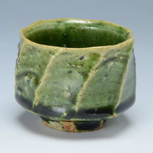 ギフト対応清水焼 京焼 ぐい呑 ギフト 織部面取 おりべめんとり どっしりとした形状に力強い鎬が入っています。土味や釉調の変化を楽しめ、酒の味を深めてくれるぐい呑です。【材質】陶器【窯元】木野【サイズ】径6.5×H5cm木箱ぐい呑 1ご自分...