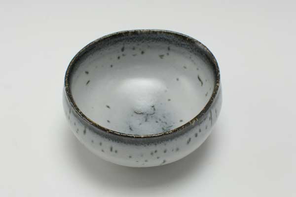 ギフト対応清水焼 ぐい呑 かひらぎ 釉が縮れてできる「かいらぎ」が景色として楽しめます。一つ一つ違う表情を見せてくれる面白みあるぐい呑です。窯名 花月窯陶器 長7cm 紙箱 1個ご自分用だけでなく、お返し、贈答品、贈答、プレゼントなど贈り物...