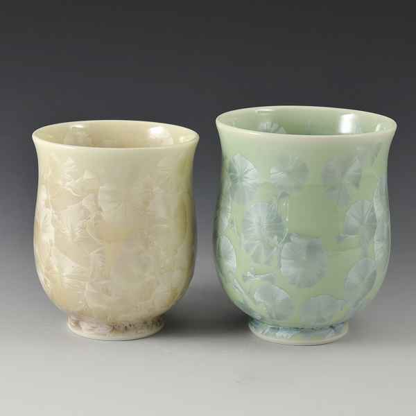 ギフト対応清水焼 京焼 組湯呑 2 花結晶（緑・茶） はなけっしょう　みどり・ちゃ 淡い緑と茶色の結晶釉を組み合わせました。様々に変化した結晶が印象的な器です。組湯呑 2【材質】磁器紙箱【窯名】陶あん【サイズ】大径8×H9.5cm 小径7×...