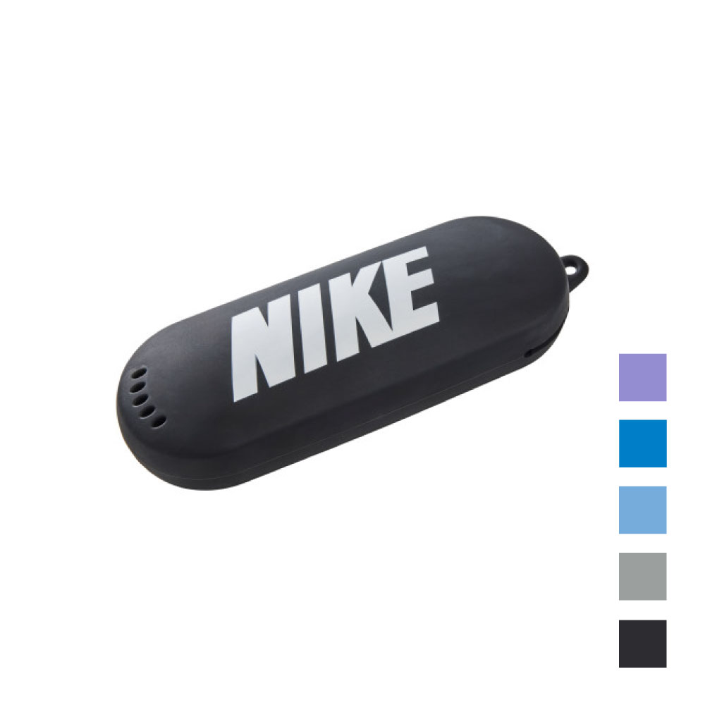 スペック 【カラー】 N011ブラック/ホワイト N054ウルフグレー N438ユニバーシティブルー N458フォトブルー N576ハイドランジアス 【特徴】 大きめのスイミングゴーグルも入るケース。傷つきやすいゴーグルレンズを保護し、長く...