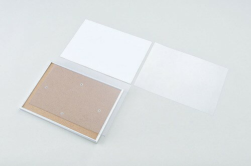 メタリックフレームと透明板、画用紙がセットになった点描アート用の教材。【特徴】●透明板を使うと本格的な点描作品が簡単に作れる●油性ペンで点描画を制作できる【仕様】材質メタリックフレーム・画用紙透明板・画用紙サイズ150×100×0.3mm入...
