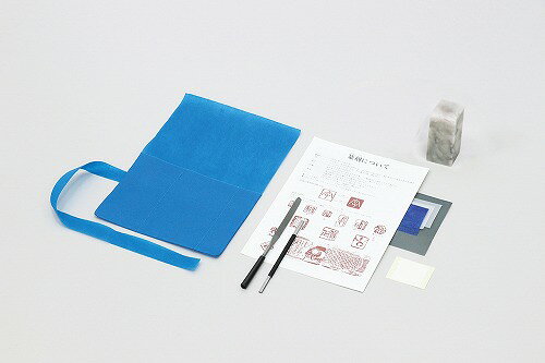 遼凍石とてん刻印刀、やすりがセットになった彫刻用教材。【特徴】●高蝋石よりやや硬質で適度なやわらかさと粘りがある●天然石のため色柄に多少のばらつきがある【仕様】材質遼凍石サイズ35×35×80mm入数1【使用場所】●図工　●美術　●てん刻【...