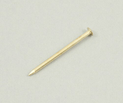 真鍮製のしんちゅう釘32mm、40本セット。美術や図工の制作に用いるハンドメイド・クラフト用の金属部品。【特徴】●真鍮製で耐食性がある【仕様】材質真鍮サイズ32mm入数40本重量29g【使用場所】●美術制作　●図工制作　●ハンドメイド・クラ...