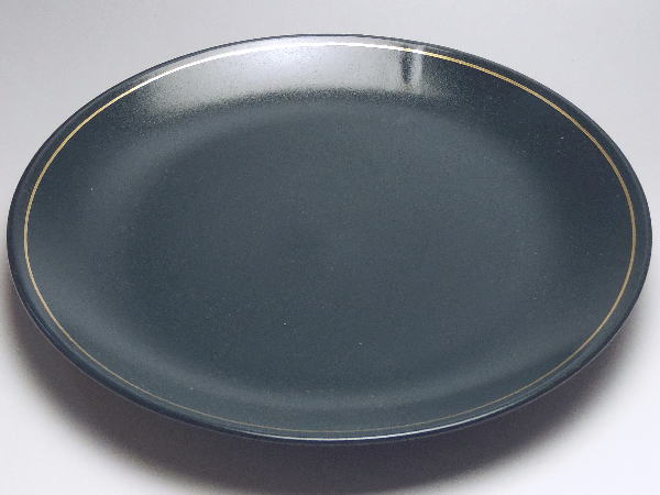 サイズ直径255mm×高さ30mm約720g等級説明この商品は、B級品です。鉄粉・歪み・色むら・研磨痕などがあります。備考電子レンジで使用できません。在庫説明この商品は、弊社在庫商品です。通常、即日〜2営業日で発送いたします。※食器（陶器・...