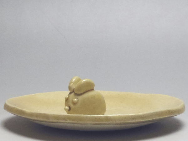 手作り品のため、商品毎に仕上がり（サイズ・色・形状等）が異なります。サイズ直径約118mm×高さ約15〜30mm約130g在庫説明この商品は、弊社在庫商品です。通常、即日〜2営業日で発送いたします。※食器（陶器・磁器）の性質上、色むら・若干...