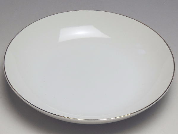 サイズ直径197mm×高さ37mm約330g等級説明この商品は、B級品です。鉄粉・歪み・色むら・研磨痕などがあります。備考電子レンジで使用できません。在庫説明この商品は、弊社在庫商品です。通常、即日〜2営業日で発送いたします。※食器（陶器・...