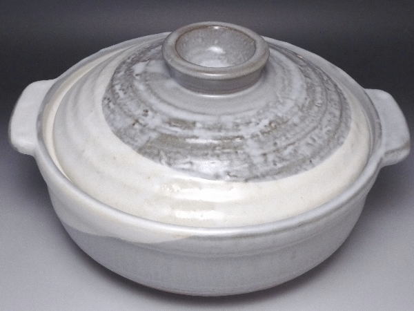 土物商品につき、若干のピンホール・鉄粉・色ムラなどががあります。また、商品毎に色の差異があります。サイズ取っ手含む幅280mm×本体外径250mm×本体高さ90mm×蓋をした状態の高さ145mm備考電子レンジで使用できます。オーブンで使用で...