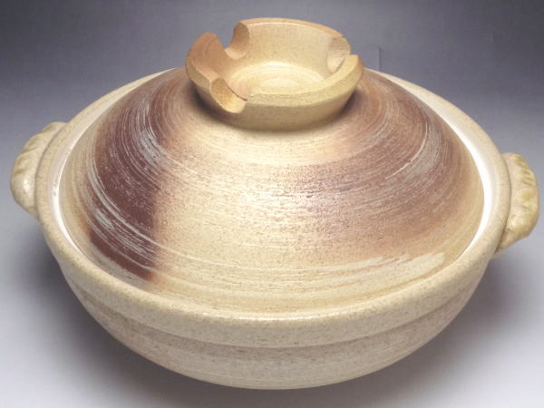 土物商品につき、若干のピンホール・鉄粉・色ムラなどががあります。また、商品毎に色の差異があります。サイズ取っ手含む幅290mm×本体外径255mm×本体高さ90mm×蓋をした状態の高さ155mm備考電子レンジで使用できます。オーブンで使用で...