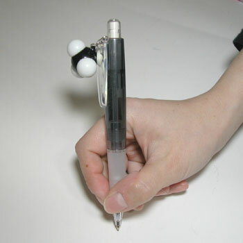 ゆらゆらとゆれる分子模型「メタン分子（CH4）」がアクセントになったペンです。 シャープペンシルとボールペンがあります。 プラスチック製分子模型（YYS原子ブロック）のスケールは約5000万倍。 分子模型ペン・シリーズは各種ラインナップでお...